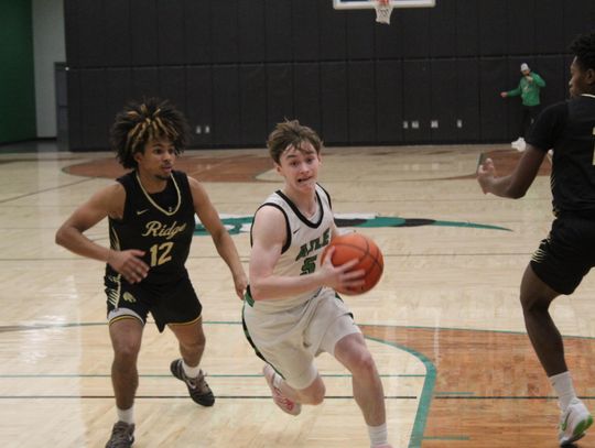 Late heroics lift Hornets; Ladies split busy district week